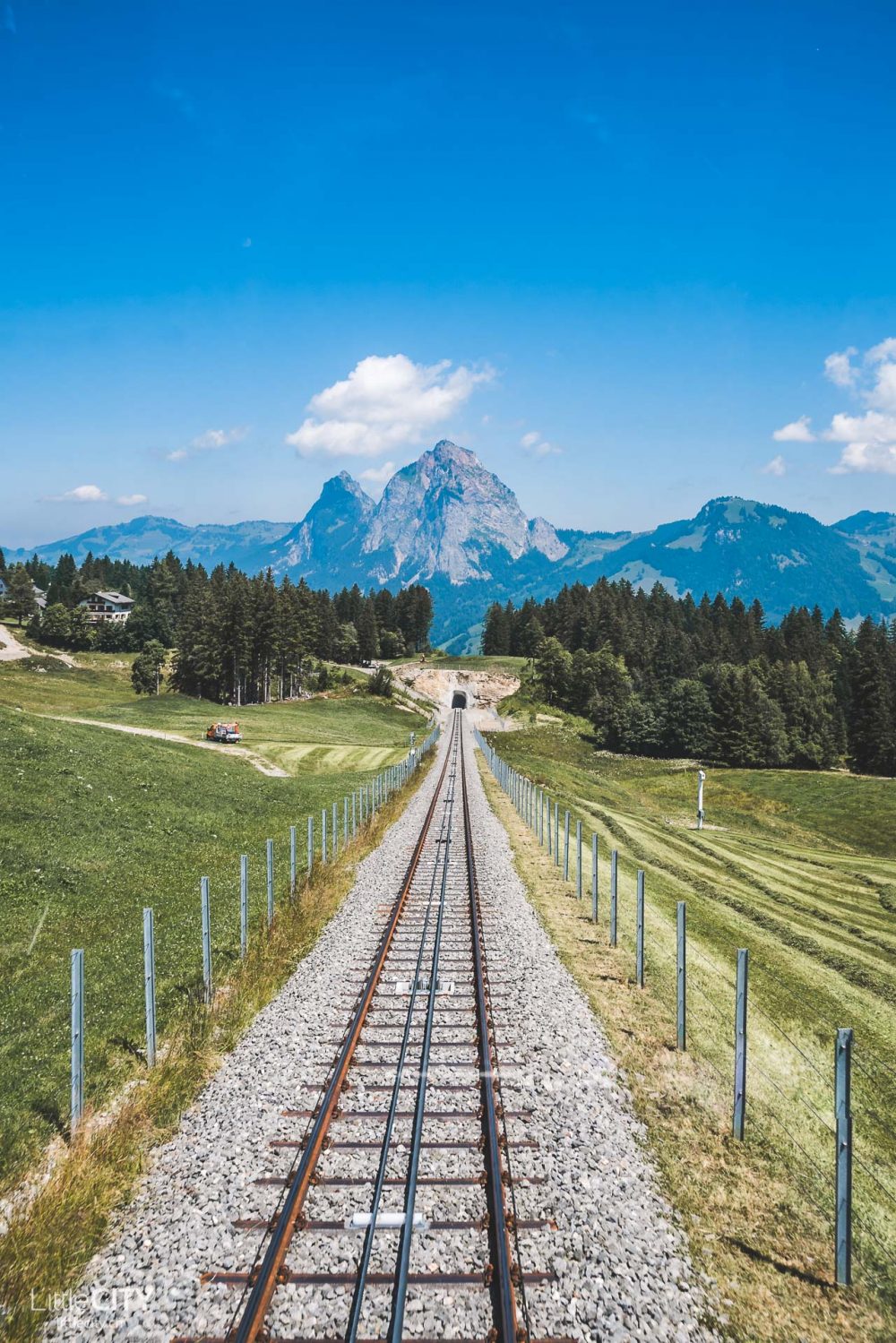 stoos-bahn-anreise-fronalpstock ⋆ LittleCITY.ch: Schweizer Reiseblog ...